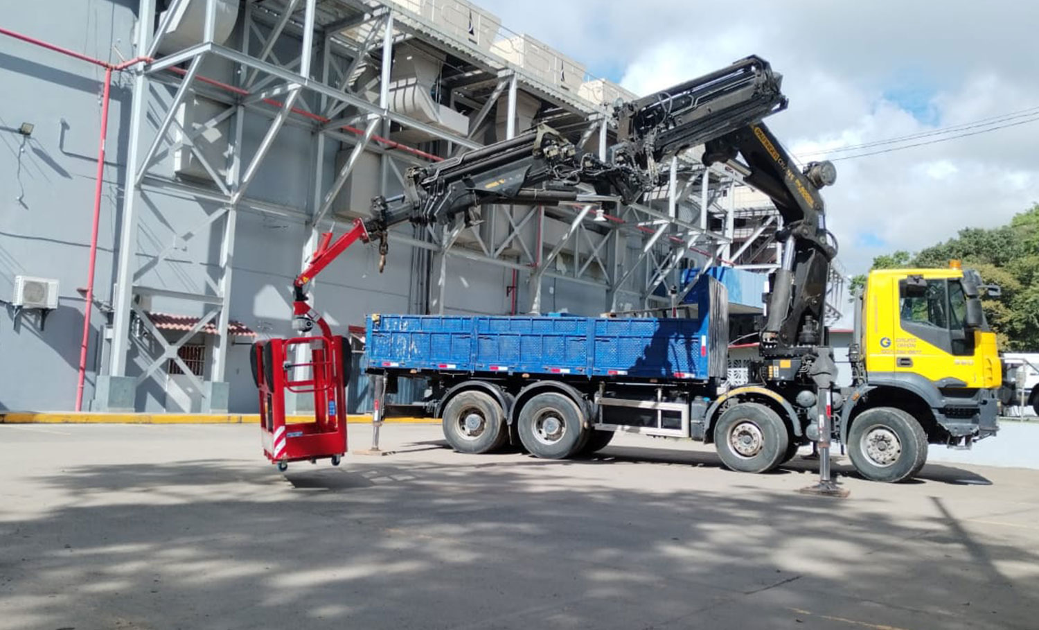 Camión con cesta elevadora - Grúas Orión